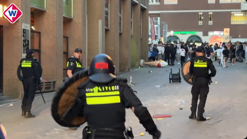 Scheveningen in BIZAR ''Oorlog'' scenario: politie onder vuur bij rellen met honderden jongeren